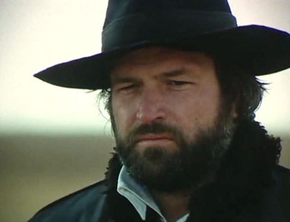 Talpuk alatt fütyül a szél