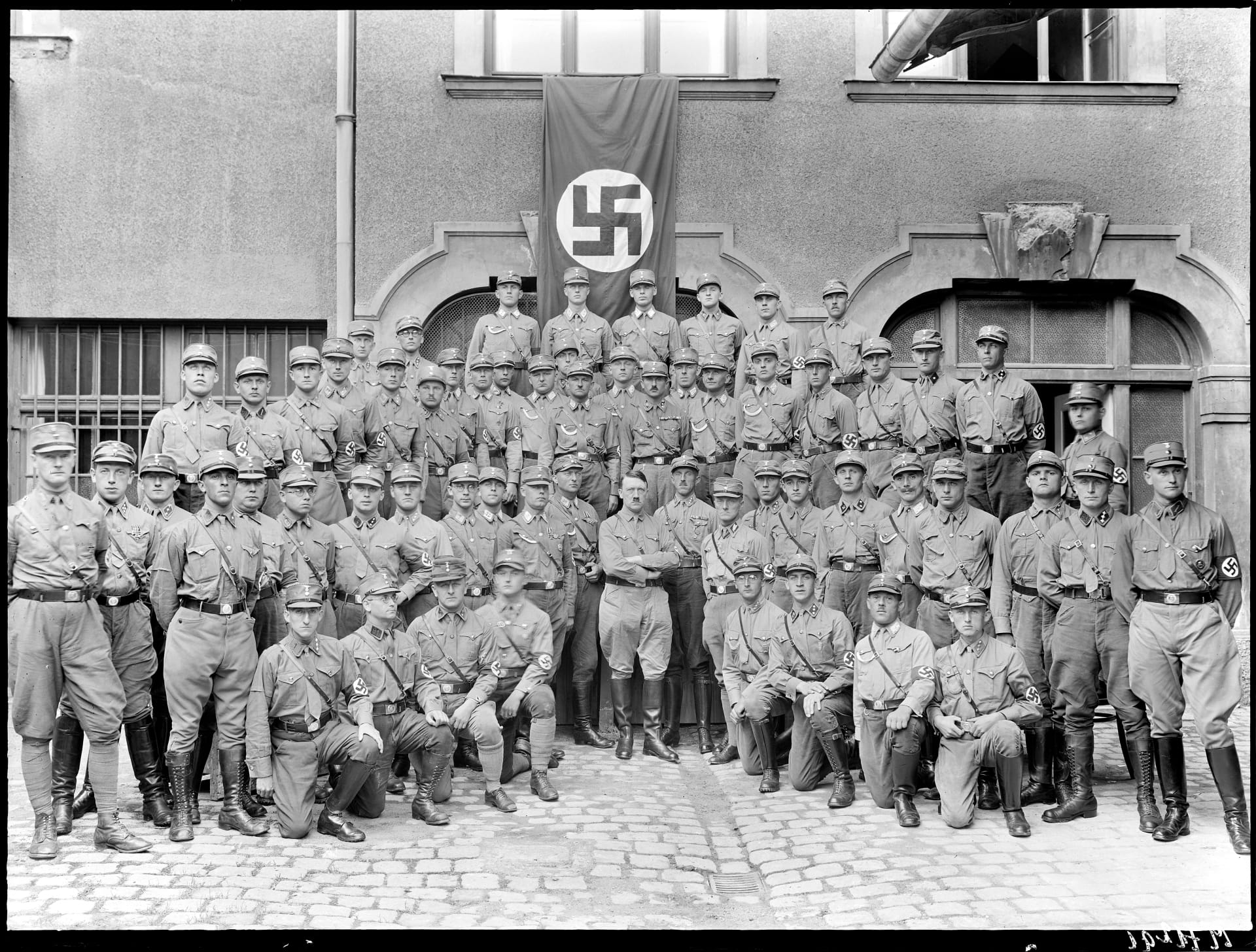 A mélység: A nácik felemelkedése és bukása